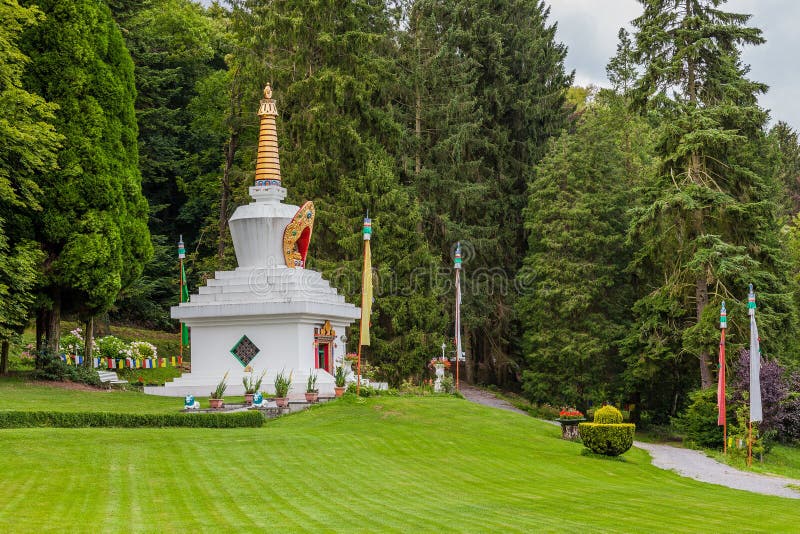 Stupa Bouddhiste Dans Huy, Belgique Image stock - Image du temple ...
