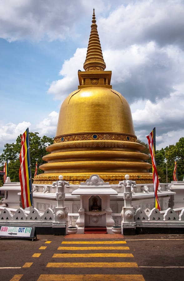 Stupa Budista No Templo Dourado, Sri Lanka Foto de Stock - Imagem de ...