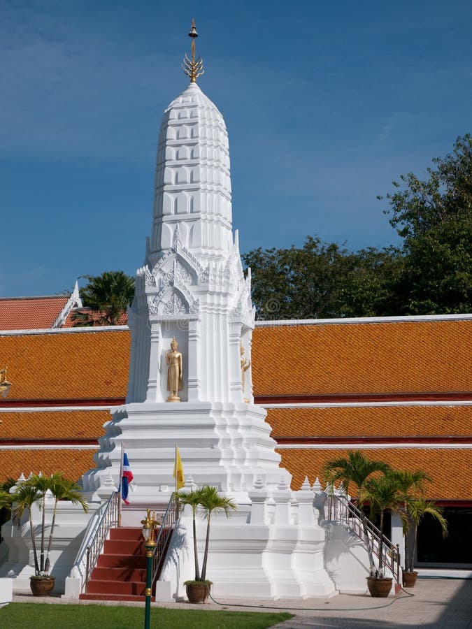 Wat Mahathat in Bangkok stock photo. Image of cheddi - 10225974