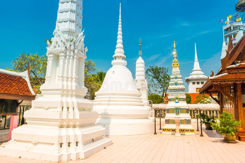 Stupas an Wat Intharawihan-Tempel, Bangkok Stockbild - Bild von idol ...