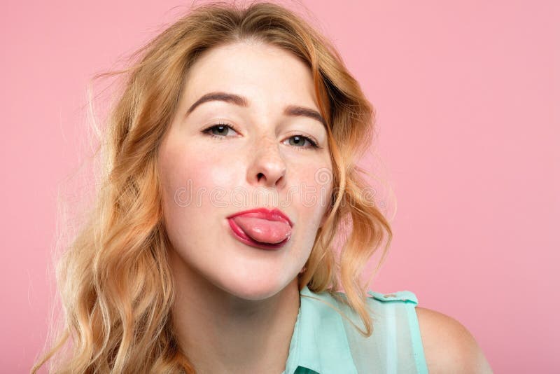 Busig ung attraktiv flicka fotografering för bildbyråer. Bild av - 32455627