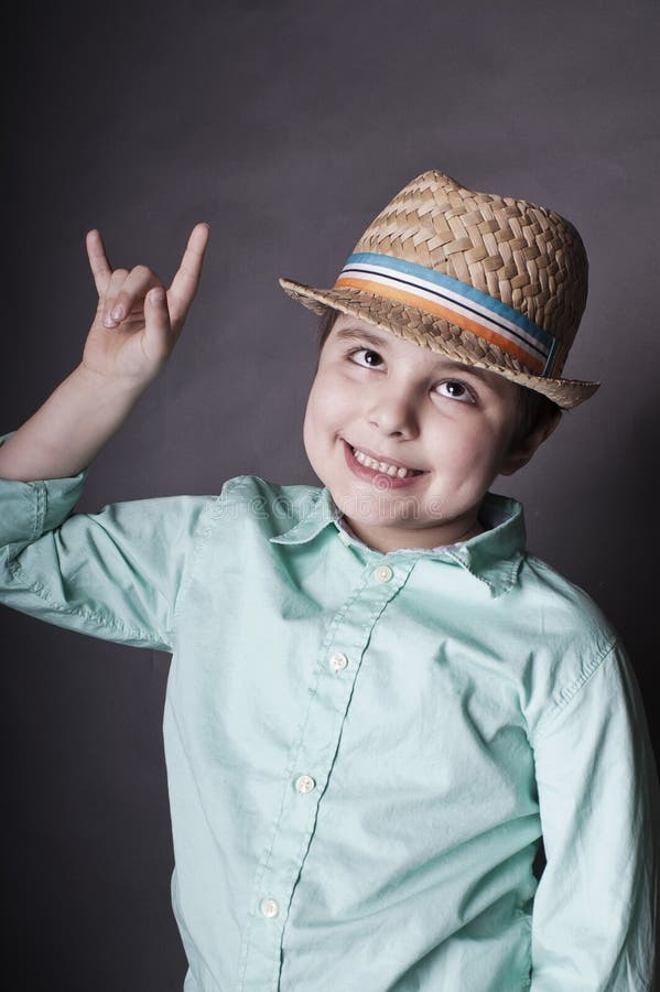 Stygg pojke arkivfoto. Image of folk, ilsket, nörd, förträning - 37235522