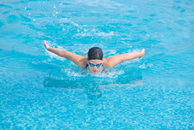 Style De Course De Papillon De Natation De Jeune Fille Photo stock ...