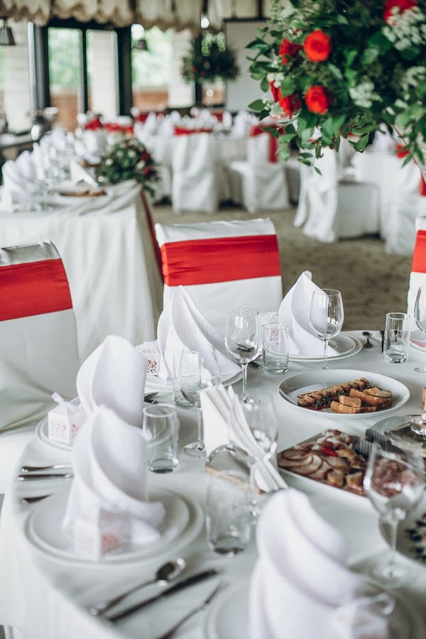 Stylish Wedding Table Setting. Elegant Wedding Table with Red Roses ...