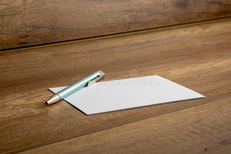 Stylo Bille Et Carte Vierge Sur Une Table Photo stock - Image du bureau ...