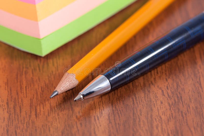 Stylo De Boule, Crayon Et Feuilles De Couleur Sur La Table Photo stock ...