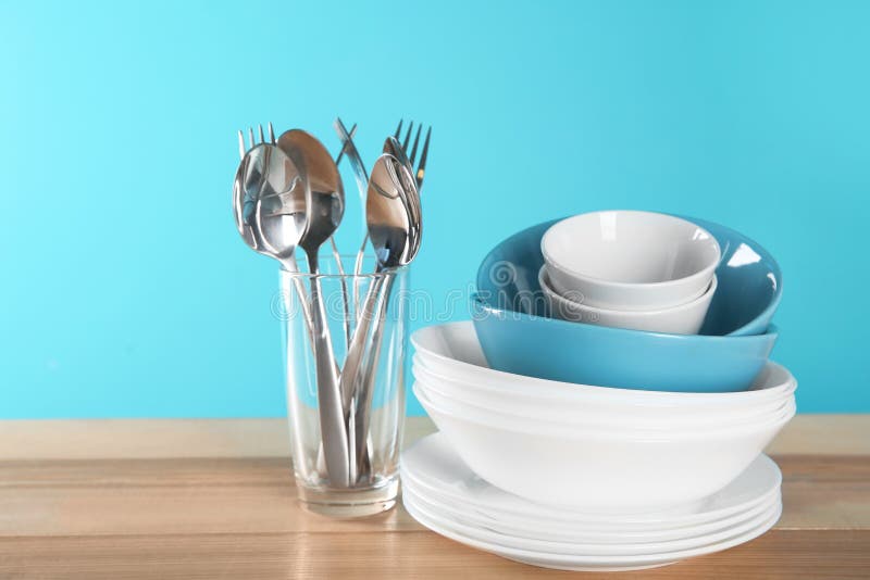 Ställ in Av Ren Disk Och Bestick På Tabellen Fotografering för Bildbyråer - Bild av diskret ...