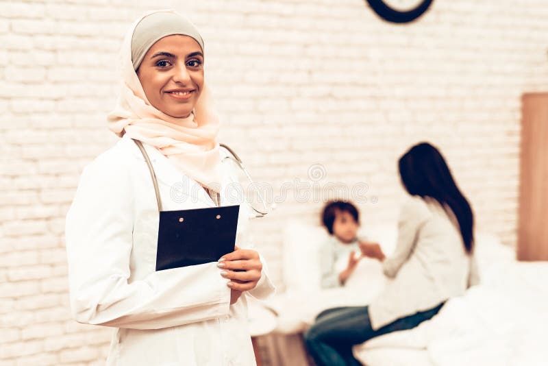 Arabisk Kvinnlig Doktor Hold Syringe Med Injektionen Arkivfoto - Bild ... Arabisk Kvinnlig Doktor Hold Syringe Med Injektionen Arkivfoto - Bild ...