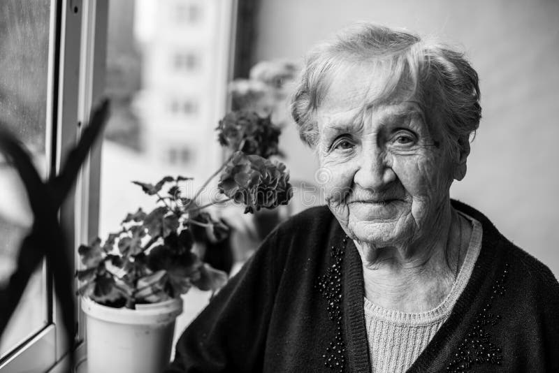 Stående Av En äldre Lycklig Kvinna Med Hennes Vuxna Dotter Arkivfoto