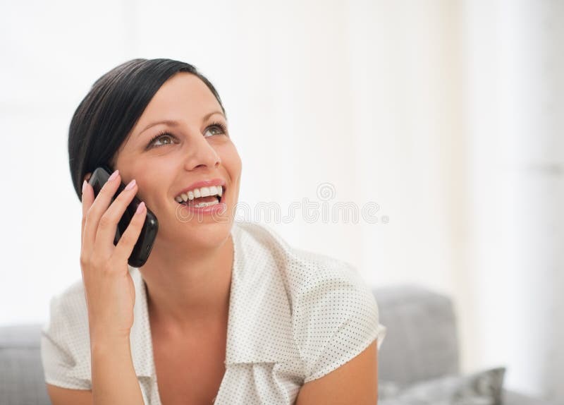 Ståenden Av Den Talande Mobilen För Den Lyckliga Unga Kvinnan Ringer ... Ståenden Av Den Talande Mobilen För Den Lyckliga Unga Kvinnan Ringer ...