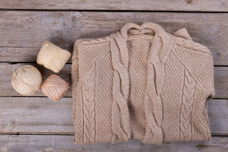 Modelo Doblado Del Su?ter En El Fondo Blanco Imagen de archivo - Imagen ...