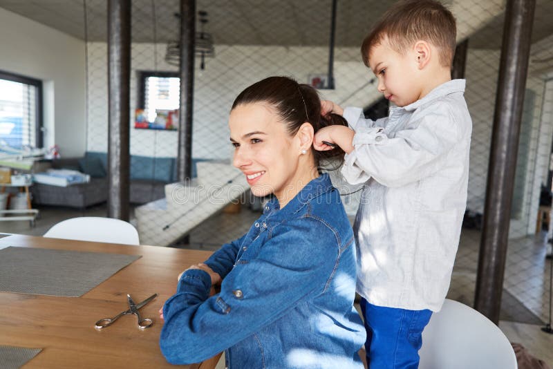 Su Madre Deja Que Su Hijo Se Peine El Pelo Foto De Archivo Imagen De Persona Infante 263804252