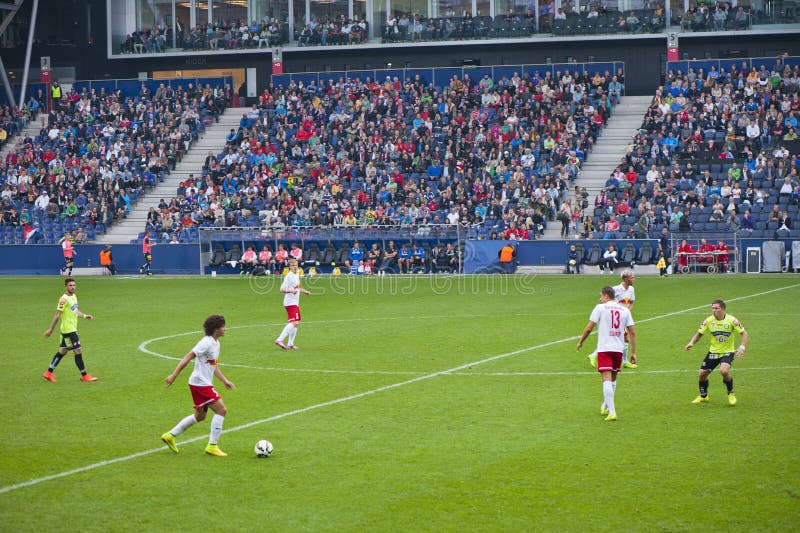 Su una partita di calcio immagine stock editoriale. Immagine di gioco ...