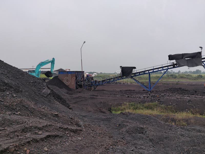 Sub Bituminous - Bituminous Coal Stockpile Stock Image - Image of power ...