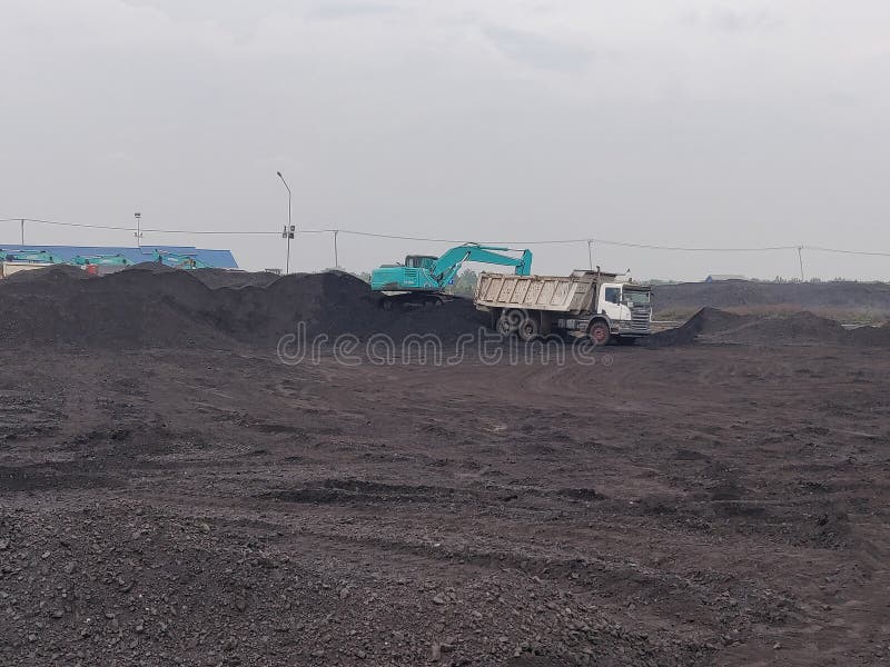 Sub Bituminous - Bituminous Coal Stockpile Stock Photo - Image of ...