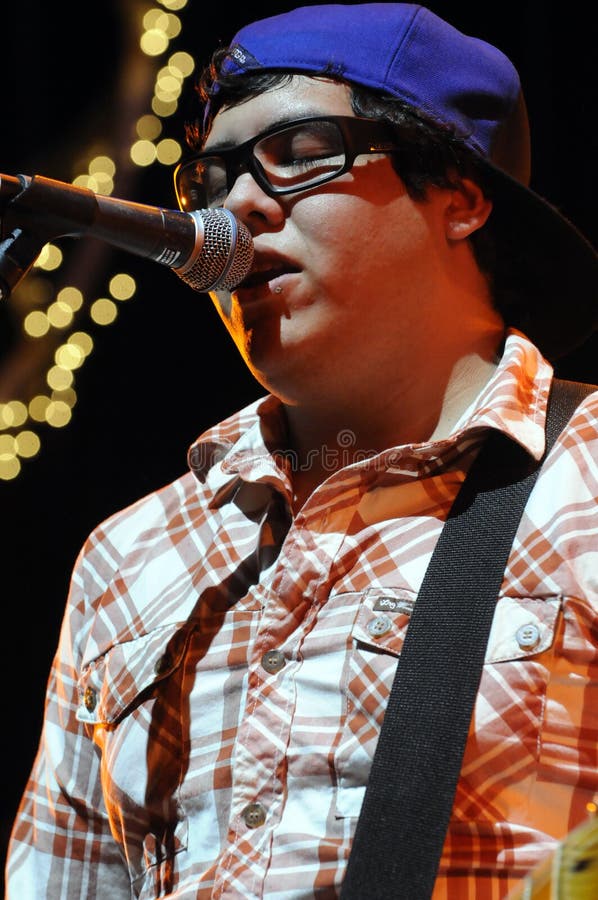 Sublime performing live. editorial stock photo. Image of long - 13137013