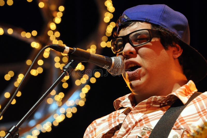 Sublime performing live. editorial stock image. Image of latino - 13137084