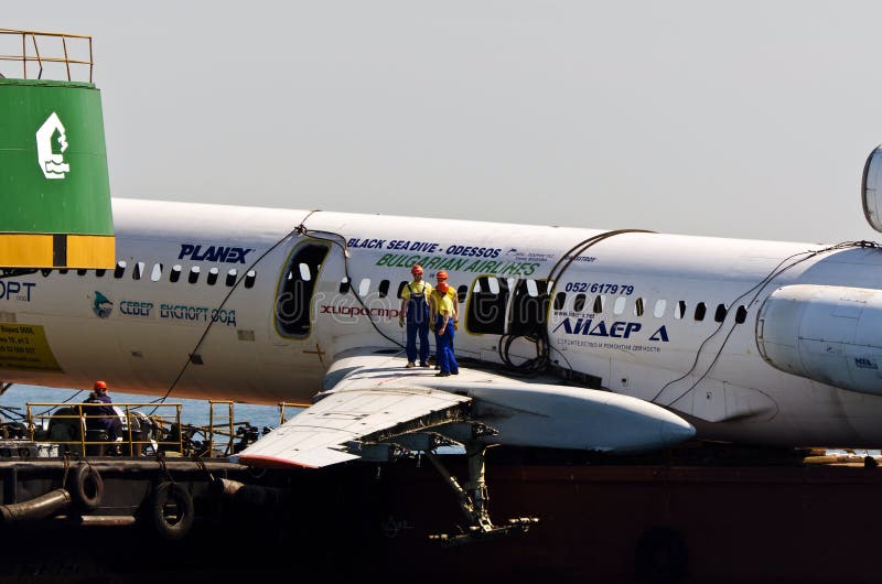 Submerging operation editorial photography. Image of divers - 19710317