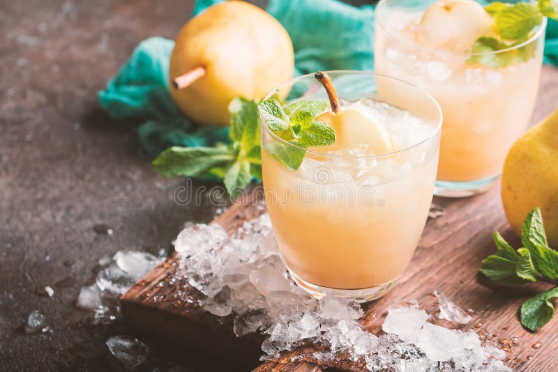 Succo Di Pera Con La Frutta Fresca Immagine Stock - Immagine di ...