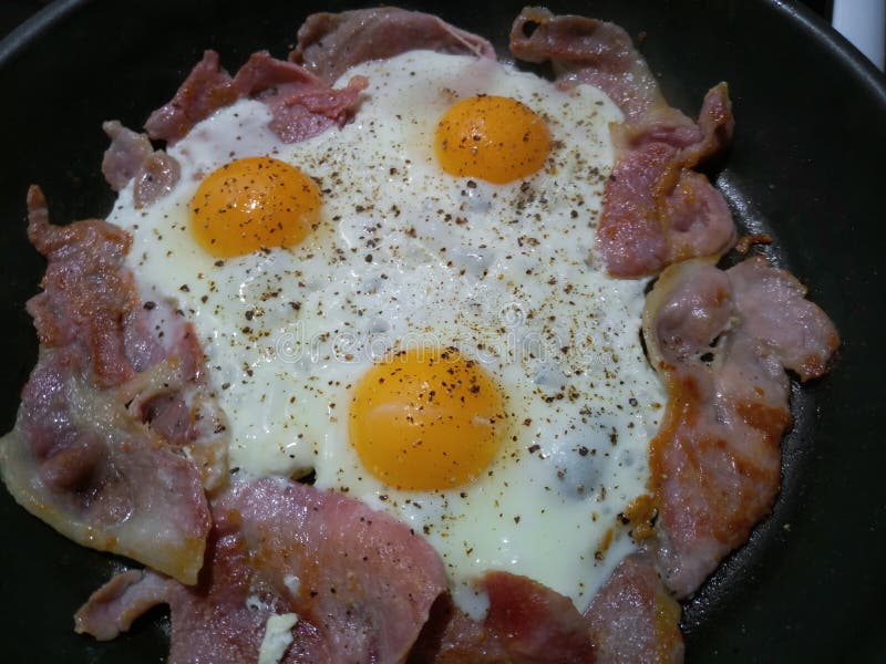 Succulent Bacon Rashers with Fried Egg Stock Photo - Image of succulent ...