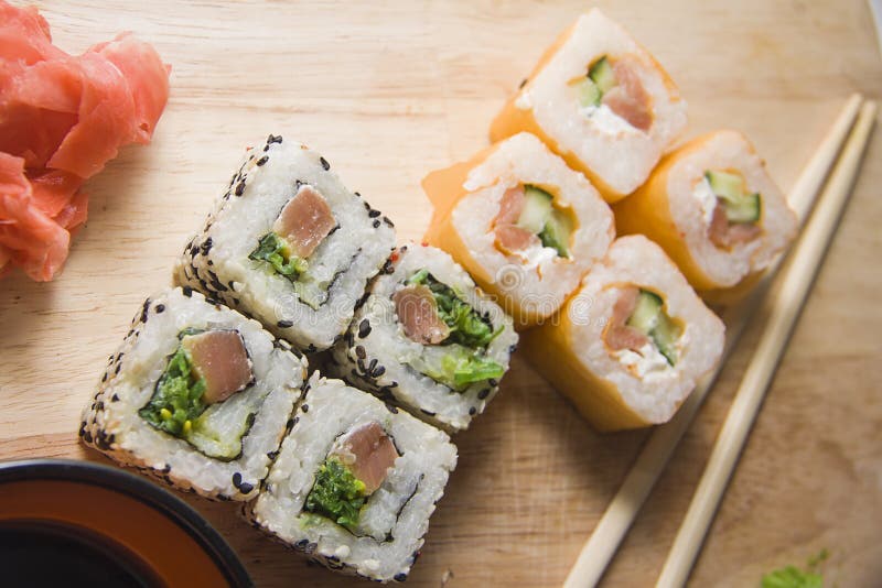 Ensemble de sushis image stock. Image du repas, cuisine - 56780825