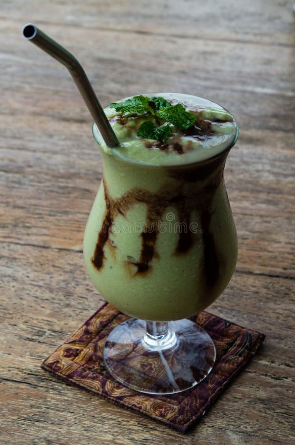 Suco do abacate foto de stock. Imagem de verde, moderno - 83681704