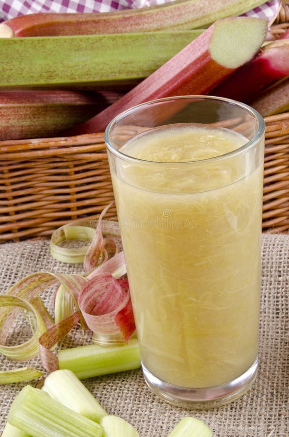 Suco Do Rhubarb Em Um Vidro Foto de Stock - Imagem de dieta, naughty ...