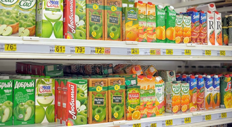 Sucos Na Prateleira Do Supermercado Foto de Stock Editorial - Imagem de ...