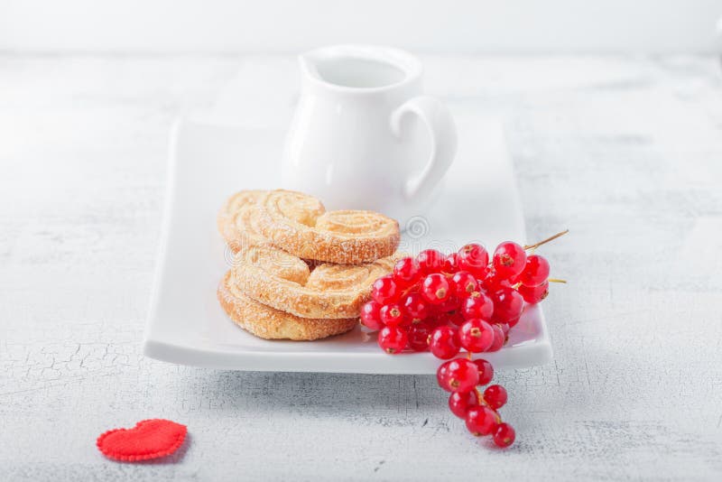 Sucre En Forme De Coeur Et Cannelle De Wiith De Biscuits Image stock ...