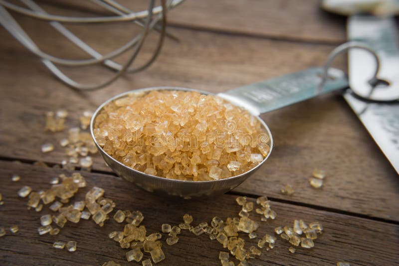 Sucre roux sur les doseurs image stock. Image of fermer - 36775315