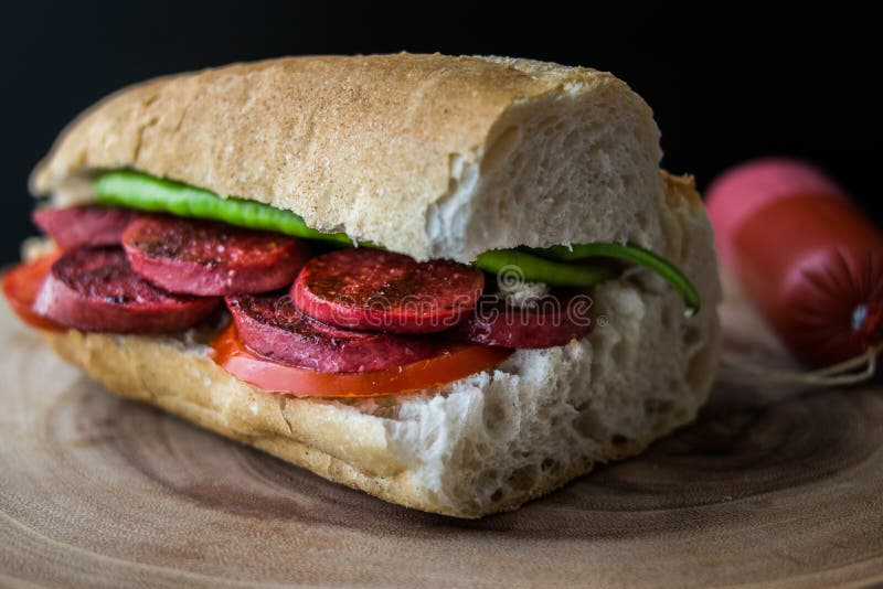 Sucuk Ekmek/Worst in Brood stock foto. Image of geïsoleerd - 79004364