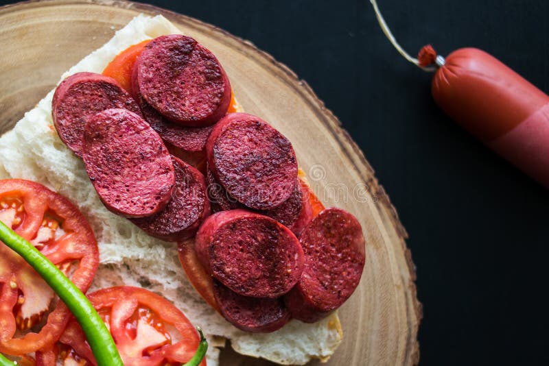 Sucuk Ekmek/Worst in Brood stock foto. Image of geïsoleerd - 79004364