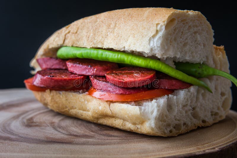 Sucuk Ekmek/Worst in Brood stock foto. Afbeelding bestaande uit ...
