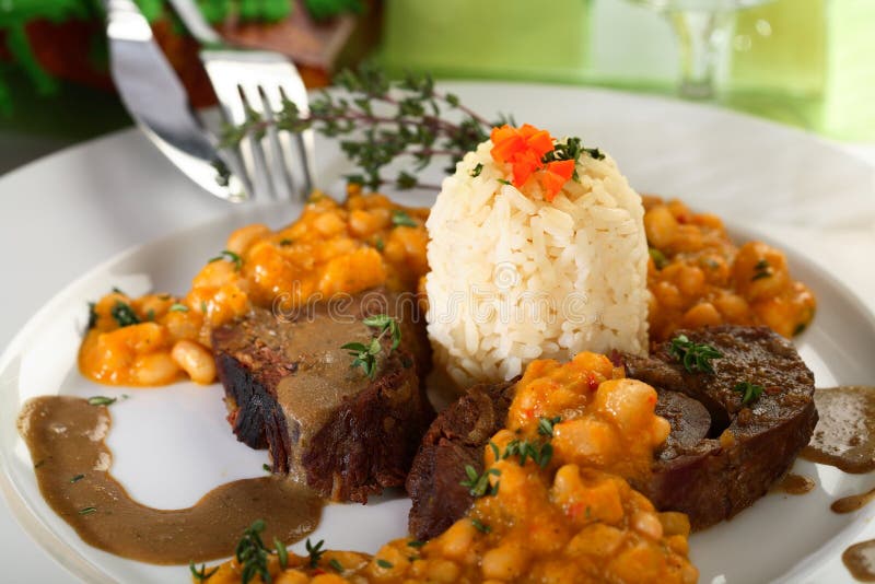 Sudder Hertenvlees Met Bonen Stock Afbeelding - Afbeelding bestaande ...