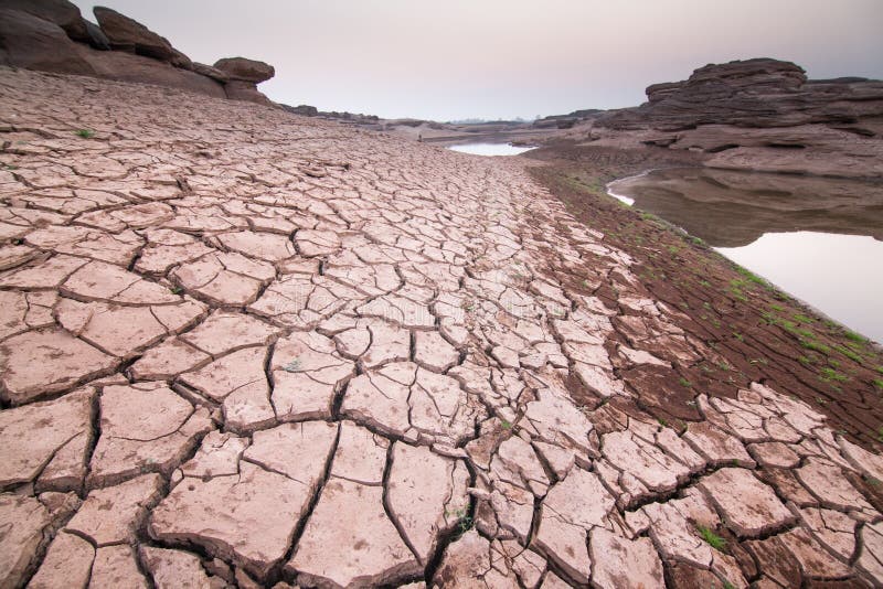Suelo agrietado foto de archivo. Imagen de travieso, polvo - 38117362