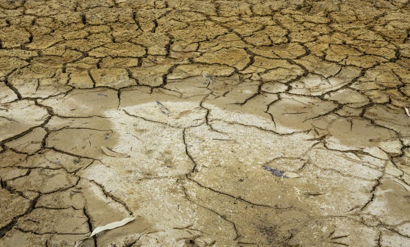 Suelo agrietado imagen de archivo. Imagen de arcilla - 145486959