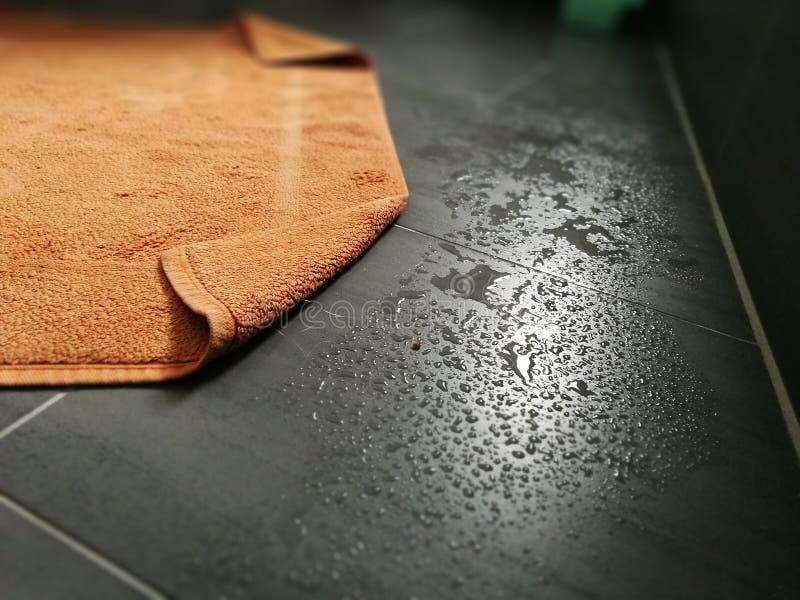 Suelo mojado foto de archivo. Imagen de mojado, agua - 119296976