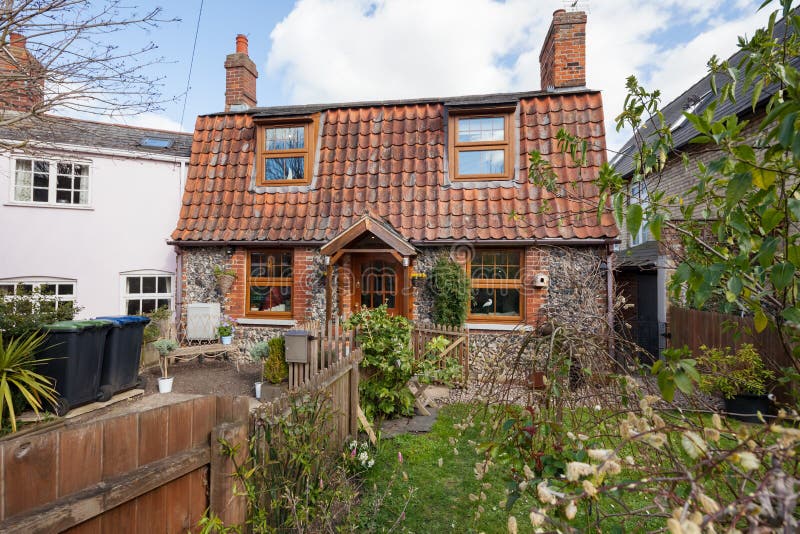 Suffolk flint cottage editorial image. Image of roof - 268643235