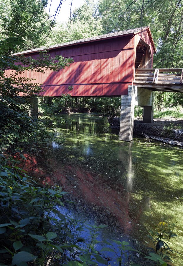 Sugar Creek Covered Bridge arkivfoto. Bild av gammalt - 44334426