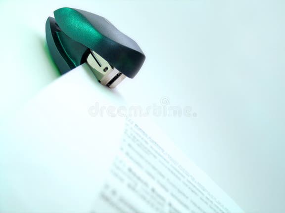 Sujetado con grapa imagen de archivo. Imagen de escuela - 114697