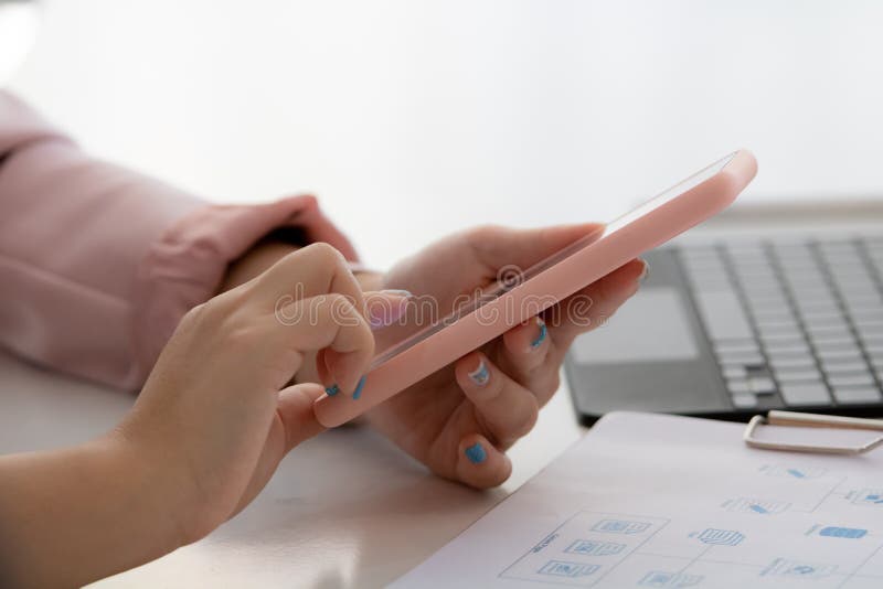 Sujetar La Mano Y Usar El Smartphone Foto de archivo - Imagen de ...