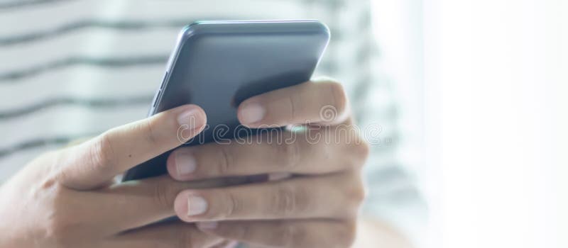 Sujetar La Mano Y Usar El Smartphone Imagen de archivo - Imagen de ...