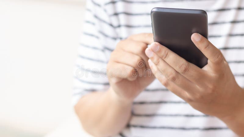 Sujetar La Mano Y Usar El Smartphone Imagen de archivo - Imagen de ...