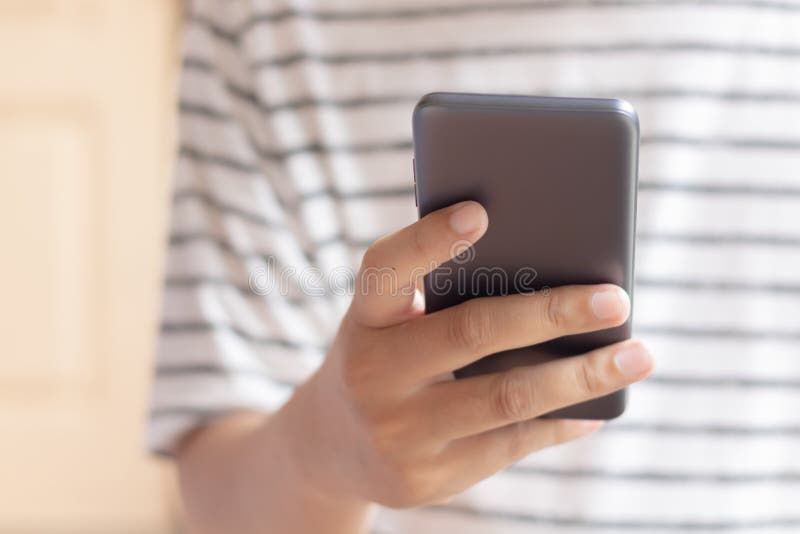 Sujetar La Mano Y Usar El Smartphone Imagen de archivo - Imagen de ...