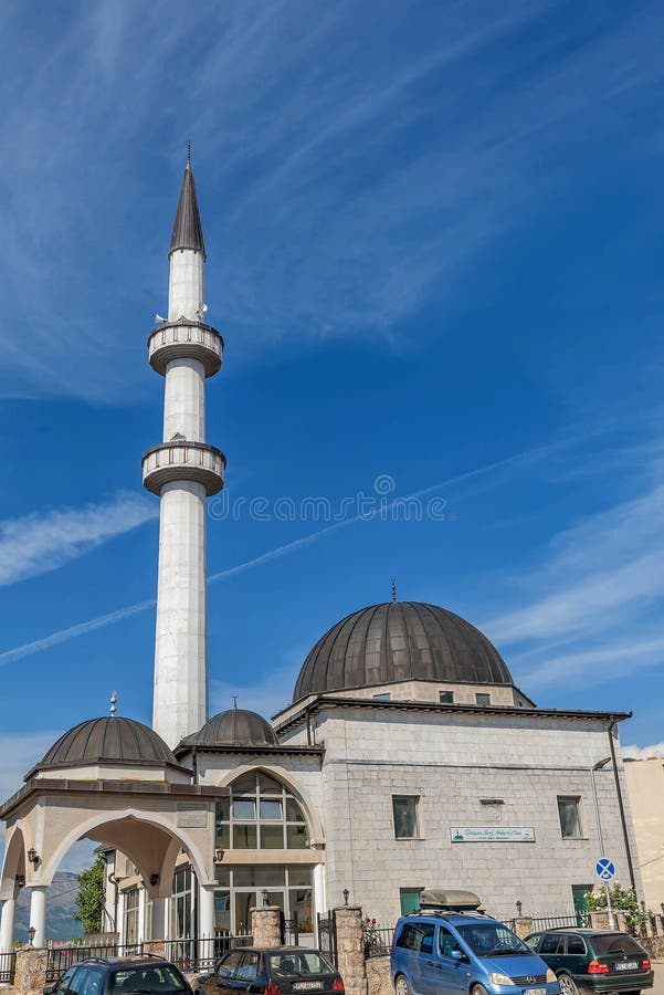 Mezquita Del Sultán En La Ciudad De Plav, Montenegro Foto editorial ...
