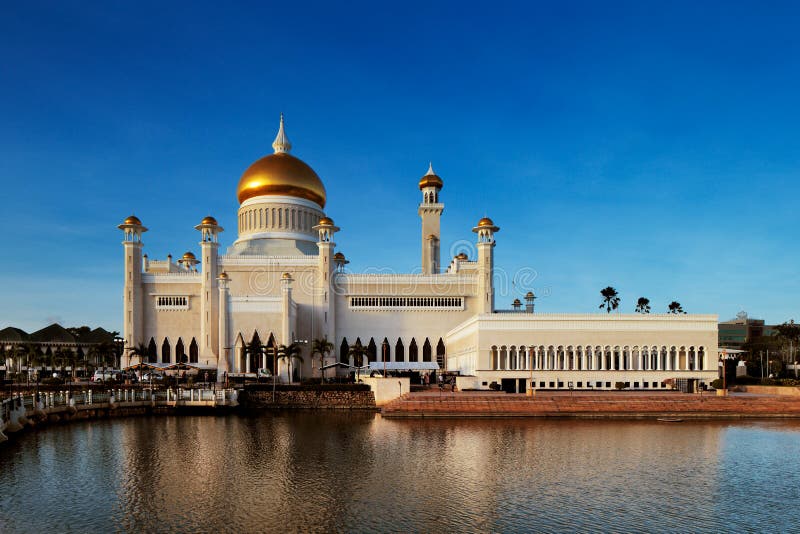 Sultan Omar Ali Saifuddien Mosque in Brunei Stock Photo - Image of ...