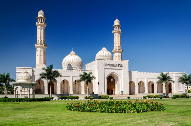 Sultan Qaboos Grand Mosque En Salalah Foto de archivo - Imagen de mujer ...