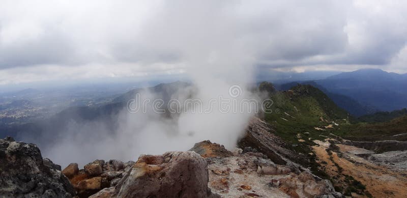 Sumatra Vulkan Berastragi stock image. Image of vulkan - 164094399