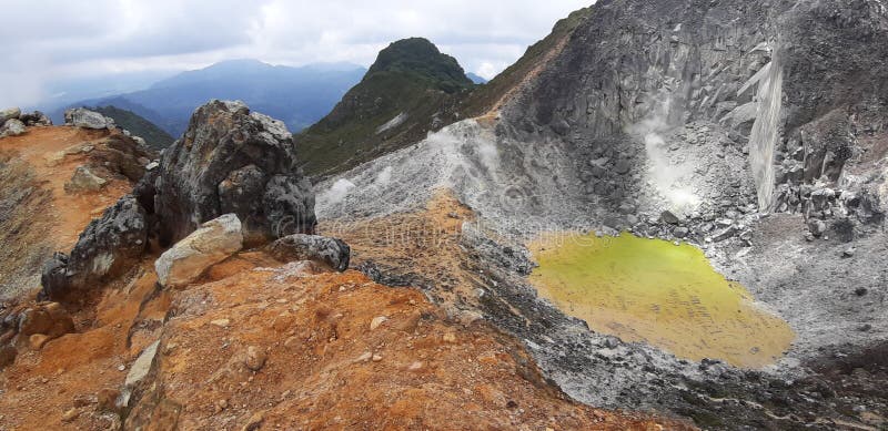 Sumatra Vulkan Berastragi stock image. Image of schwefel - 164094419