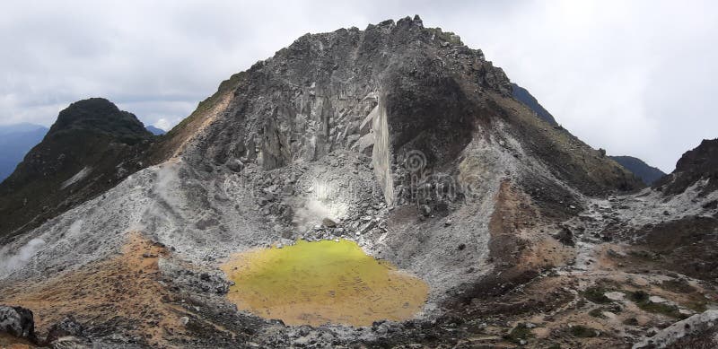 Sumatra Vulkan Berastragi stock photo. Image of schwefel - 164094494